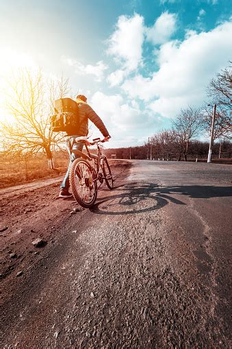 큰 배낭과 자전거를 손에 들고 안경을 쓴 남자가 도로에 간다 건축에 대한 스톡 사진 및 기타 이미지 건축 걷기 남자들만 Istock