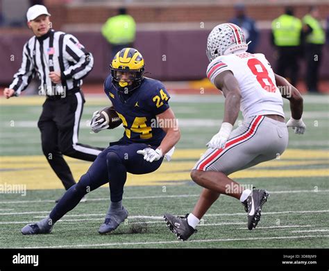 Michigan Wolverines Tevis Metcalf 24 Attempts To Make A Move On Ohio State Buckeyes Arvelle