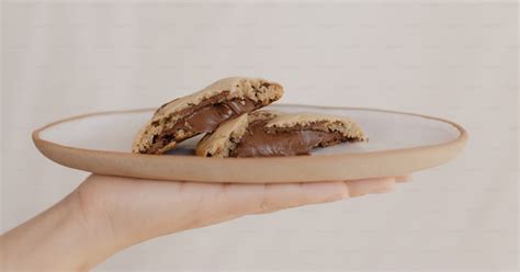 쿠키가 든 접시를 들고 있는 사람 사진 Unsplash의 쿠키 이미지