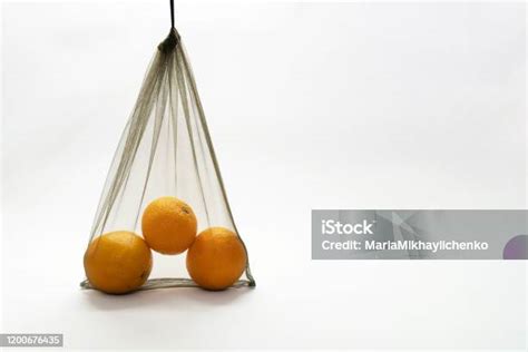 제로 와스트 드로 스트링플라스틱 재활용 섬유 수제 가방은 식료품 을 운반하는 데 사용됩니다 메쉬 백은 흰색 배경에 있습니다 에코 컨셉 0에 대한 스톡 사진 및 기타 이미지