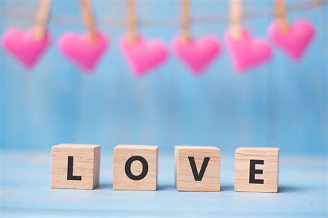 파란색 테이블 배경에 분홍색 하트 모양 장식과 텍스트에 대한 복사 공간사랑 나무 큐브 사랑 로맨틱하고 행복한 발렌타인 데이 휴일 개념 0명에 대한 스톡 사진 및 기타 이미지