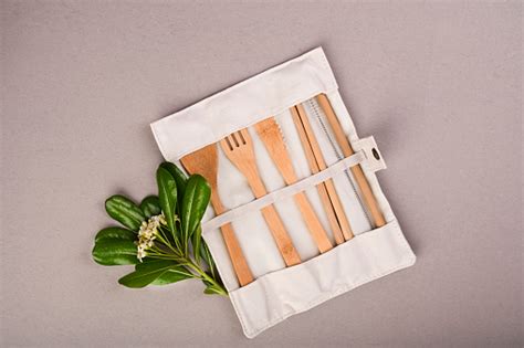 대나무 나무로 만든 친환경 일회용 기구 드레이프 숟가락 포크 칼 대나무 그릇과 직물 커버 재활용 및 천연 재료의 개념 높은 품질의 사진 공간을 복사합니다 개념에 대한 스톡