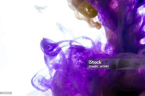 색상은 액체에 떨어지고 움직이는 동안 촬영 하얀 고립 된 배경에 물에 부드러운 잉크의 구름 추상적 인 배너 0명에 대한 스톡 사진 및 기타 이미지 Istock