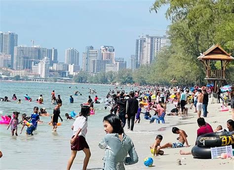 ថ្ងៃនេះ បងប្អូនអញ្ជើញមកលេងកម្សាន្តឆ្នេរសមុទ្រក្រុងព្រះសីហនុច្រើនណាស់ សារព័ត៌មាន នគរវត្ត