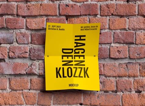 벽돌 표면에 접힌 포스터 모형 무료 Psd 파일