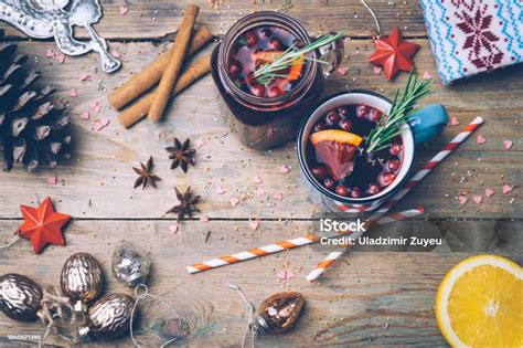 크리스마스 음료 입니다 Mulled 와인 펀치와 향신료 빈티지 나무 테이블 배경 위에 Glintwine에 대 한 볼 수 있습니다 공간에 복사 합니다 0명에 대한 스톡 사진