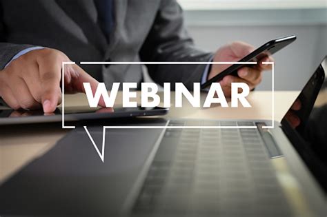 웨비나 맨 핸드 온 테이블 비즈니스 커피 스플릿 톤 웨비나 전화 웹 회의에 대한 스톡 사진 및 기타 이미지 웹 회의 개념 고름 Istock