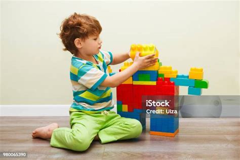 다채로운 플라스틱 많이 놀고 어린 소년 생성자를 차단 하 고 실내 로봇을 구축 합니다 건축하기에 대한 스톡 사진 및 기타 이미지 건축하기 로봇 아이 Istock