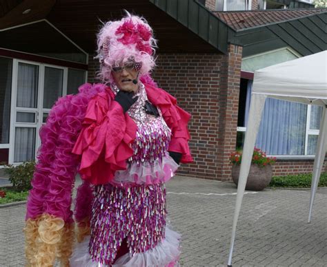 Miss Lilly Bezirzt Das Friedrich Ebert Zentrum Awo Essen