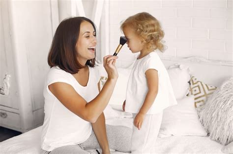 Madre E Hija Se Divierten En Casa Foto Gratis