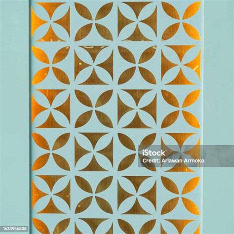 꽃과 기하학적 요소가 있는 패턴 굵은 곡선과 직선의 교차점은 추상적인 꽃 장식 카웅 바틱 디자인의 배경을 형성합니다 이음새가 없는 장식 0명에 대한 스톡 사진 및 기타