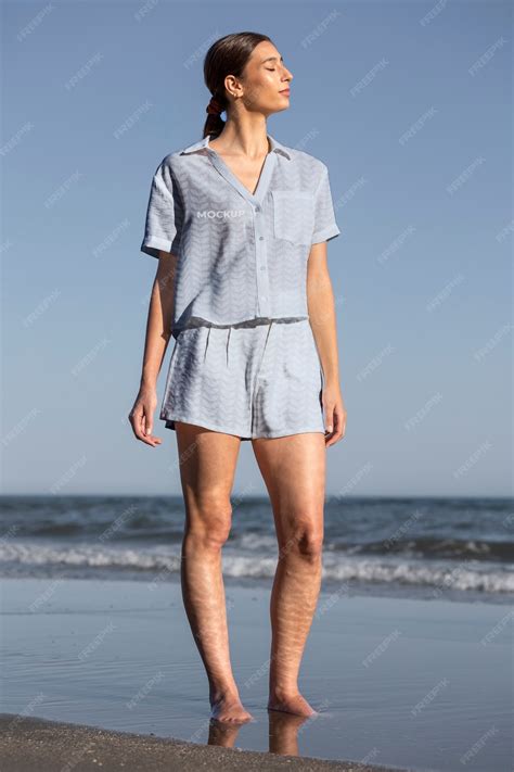 Persona Modelando Ropa Ecológica En La Playa Archivo Psd Premium