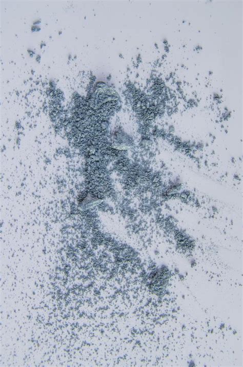 Sombras De Ojos Azules O Grises Migas Dispersadas En El Fondo Blanco Imagen De Archivo Imagen