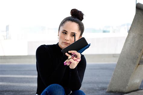 메이크업 브러쉬를 사용하는 동안 야외 계단에 앉아 포니 테일과 젊은 여성의 전면 보기 20 29세에 대한 스톡 사진 및 기타 이미지 20 29세 거울 계단 Istock