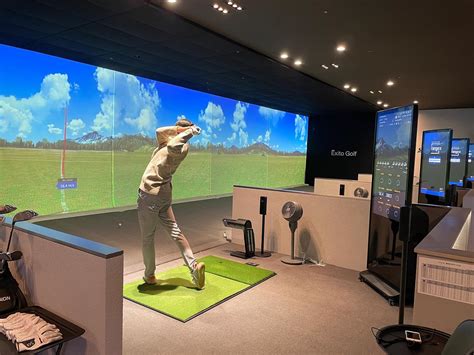 Exitogolf 엑시토골프 더 레인지의 넓고 쾌적한 연습타석에서 스윙하고 구질분석 프로그램으로