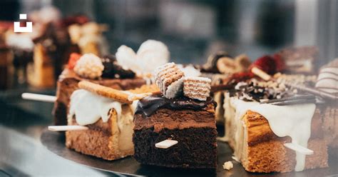 다양한 종류의 케이크로 가득 찬 진열장 사진 Unsplash의 무료 과자 이미지