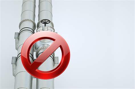 파이프 라인은 파이프 제재를 통해 석유와 가스의 운송을 중지 밝은 배경에 정지 기호로 폐쇄됩니다 원자재 경제학 공간을 복사합니다 3d 렌더링 3d 그림 0명에 대한 스톡