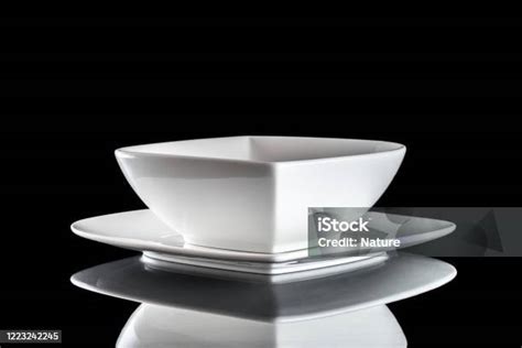 검은 색으로 고립 된 요리 어두운 배경에 저녁 식사를 위한 사각형 흰색 빈 접시 깨끗한 원형 도자기 그릇 아침 식사 식기 0명에 대한 스톡 사진 및 기타 이미지 Istock