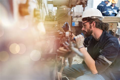 산업 공장의 전문 남성 엔지니어 유지 보수 선반 기계 안전 유니폼 고글 및 헬멧이 있는 선반 기계를 수리하는 엔지니어 기계 가공에 대한 스톡 사진 및 기타 이미지 Istock