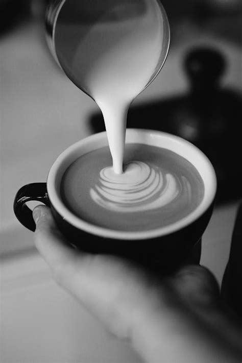 컵에 쏟아지는 우유 · 무료 스톡 사진