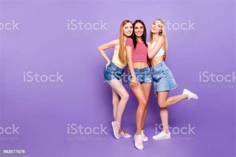 선명한 보라색 배경에 함께 고립 된 자유 시간을 즐기는 캐주얼 복장에 슬림 매력적인 여자의 전신 초상화 3 명에 대한 스톡 사진 및 기타 이미지 Istock
