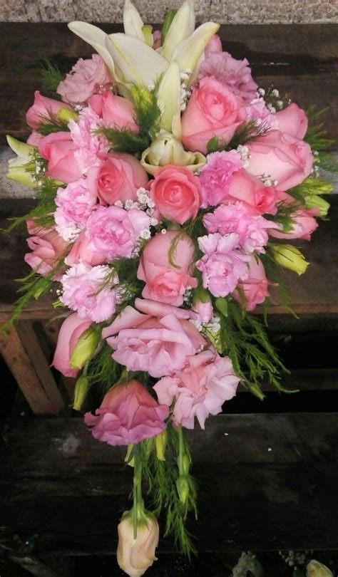 Ramo En Cascada Con Hermosas Rosas Y Lisiánthus