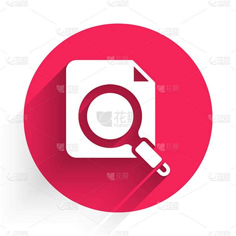 白色搜索概念与文件夹图标隔离与长阴影背景。放大镜和文件。数据和信息标志。红色圆圈按钮。向量