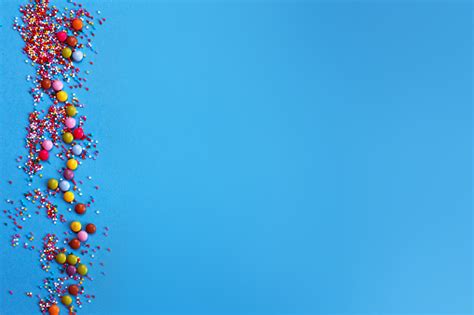 설탕 베이킹 다채로운 푸른 배경에 고립 된 원의 모양으로 뿌려 휴일 컨셉 복사 공간 개체 그룹에 대한 스톡 사진 및 기타 이미지 개체 그룹 공휴일 다양 Istock