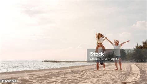 행복한 아시아 가족은 바다 해변에서 여름 방학에 해변에서 즐거운 시간을 보내는 아버지 어머니 딸로 구성된 바다 해변을 즐깁니다 휴가 시간 라이프 스타일 개념을 가진 행복한