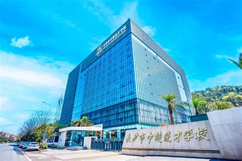 长沙中楚达才学校 专注于美术书法传媒、艺考文培于一体的综合类大型寄宿制培训学校