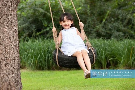 开心小女孩荡秋千 蓝牛仔影像 中国原创广告影像素材