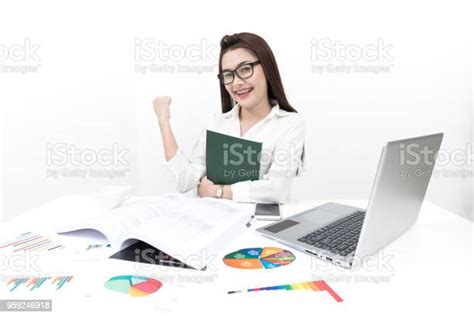 비즈니스 성공 여자 컴퓨터 노트북을 사용 하 여입니다 워킹 개념 흰색 절연 행복 미소 기업 비즈니스에 대한 스톡 사진 및 기타 이미지 기업 비즈니스 기업가 노트북