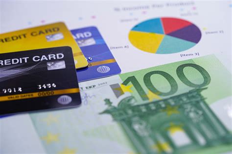 차트 그래프 배경에 유로 지폐와 신용 카드 금융 개발 회계 통계 투자 분석 연구 데이터 경제 사무실 비즈니스 회사 은행 개념 개념에 대한 스톡 사진 및 기타 이미지 Istock