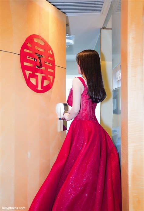 老公粉速進！深溝巨乳美女糯美子洞房之夜床上大膽解衣誘惑 魅寫真