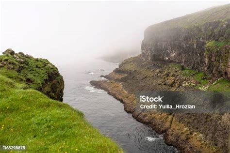 아침에 미키네스 섬의 절벽 풍경과 바다에서 안개가 끼는 풍경 0명에 대한 스톡 사진 및 기타 이미지 0명 경관 관광 Istock