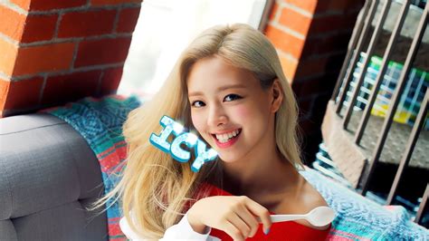 Itzy Icy Yuna Smile Blonde 4k 27 Wallpaper Pc Desktop