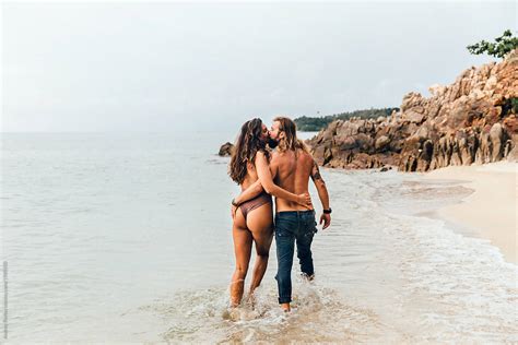 «woman And Man Kissing On The Beach De Stocksy Colaborador Andrey
