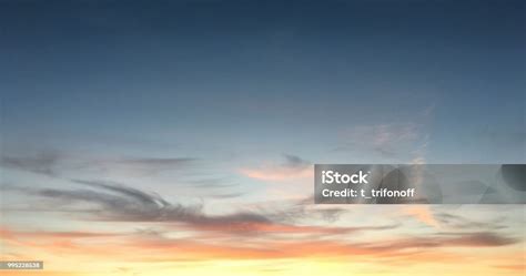 아름 다운 구름 푸른 하늘 배경입니다 Cloudscape 하늘입니다 흐린 날씨 자연 구름과 푸른 하늘입니다 흰 구름 푸른 하늘 및 태양입니다 고요한 장면에 대한 스톡 사진