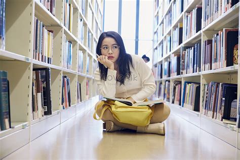 女學生在圖書館看書思考圖片素材 圖片尺寸6582 × 4388px 高清圖案501562421
