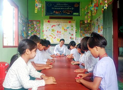 ပင်လုံမြို့ ကလေးစာဖတ်ခန်း၌ ရောင်စုံစက္ကူလေးများဖြင့် အရုပ်ခေါက်ခြင်း