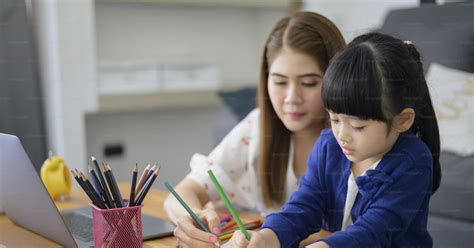 아시아 행복한 엄마와 딸은 집에서 인터넷을 통해 온라인으로 공부하기 위해 노트북을 사용하고 있습니다 격리 기간 동안의 E 러닝 개념 사진 Unsplash의 어머니 이미지