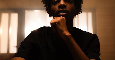 어두운 방에 있는 남자의 우울한 초상화 · 무료 스톡 사진