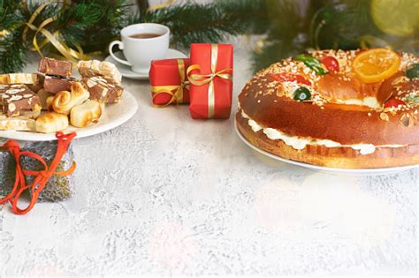 스페인어 크리스마스 개념 로스 콘 드 레예 또는 핫 초콜릿 달콤한 석탄과 Turrones 사탕 흰색 배경에 빨간 크리스마스 선물 과 스페인 휴일 케이크 복사 공간 동방