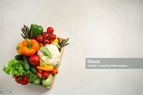 흰색 배경에 신선한 야채와 나무 상자 상단 보기 텍스트 공간 0명에 대한 스톡 사진 및 기타 이미지 0명 개체 그룹 건강한 생활방식 Istock
