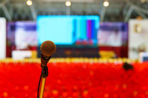 스피커 또는 빨간 플라스틱의 자 및 큰 Led 모니터 화면 배경 흐리게 행 수에 대 한 세미나 홀에서 마이크의 닫습니다 텍스트에