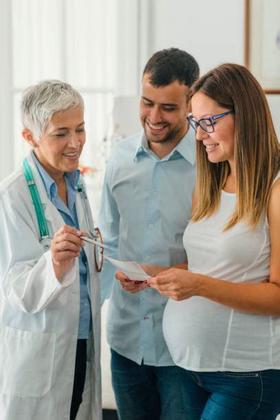 650 Pareja Joven En Consultorio Médico Fotografías De Stock Fotos E
