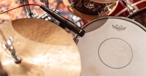 스튜디오에서 마이크가 달린 드럼 세트의 클로즈업 · 무료 스톡 사진