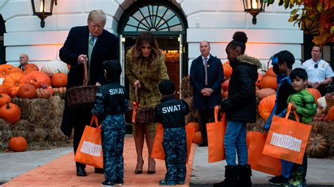 Trump Y Melania Reparten Dulces En La Casa Blanca Por Halloween