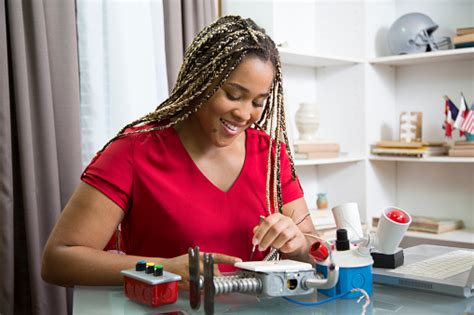 Stem 학교를 위한 로봇 과학 프로젝트에서 일하는 학생 Stem 주제에 대한 스톡 사진 및 기타 이미지 Stem 주제 개념 검사 보기 Istock