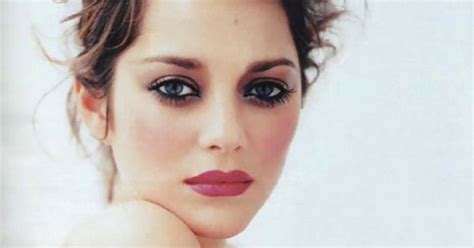 나나 누른 마리옹 꼬띠아르 가슴골 노출 얼굴~몸매 완벽